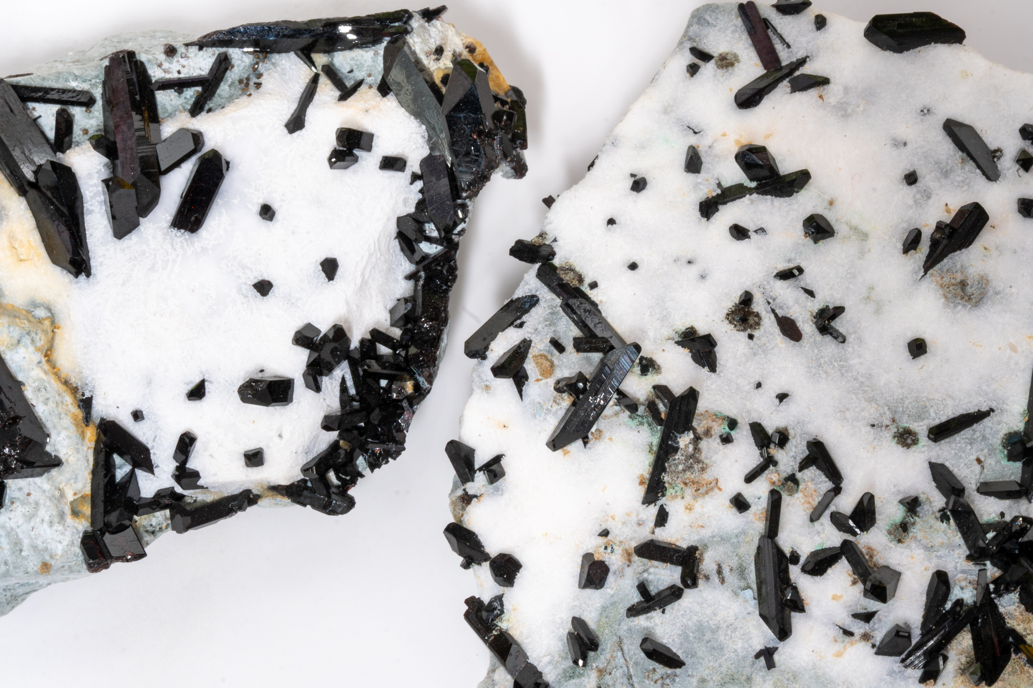 Neptunite Meanings and Crystal Properties - The Crystal Council